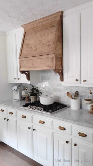 40 Farmhouse Range Hood Ideas to Create the Perfect Kitchen
