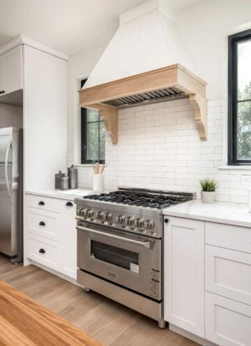 40 Farmhouse Range Hood Ideas to Create the Perfect Kitchen