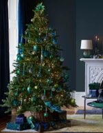 20 Beautiful Emerald Green Christmas Decorations - Nikki's Plate