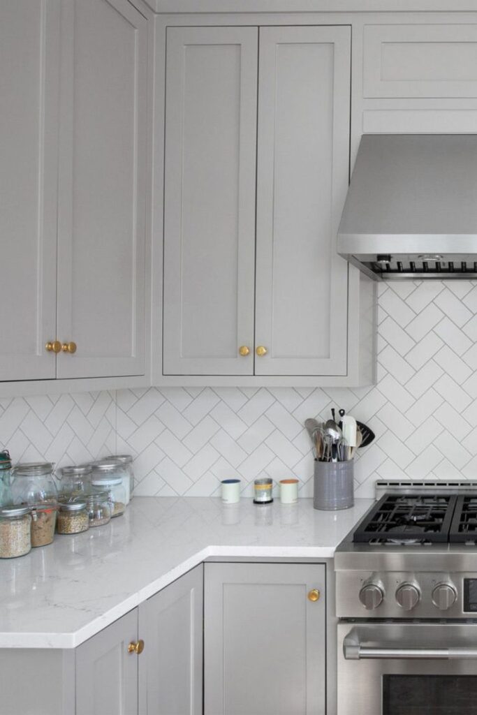 37 Beautiful White Herringbone Backsplash Tile Ideas - NP