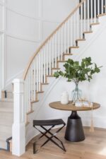 25 Stunning Round Entry Table Ideas for a Welcoming Foyer