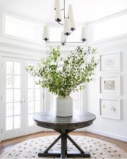 25 Stunning Round Entry Table Ideas for a Welcoming Foyer