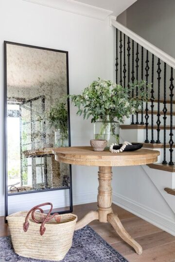25 Stunning Round Entry Table Ideas for a Welcoming Foyer