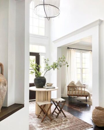 25 Stunning Round Entry Table Ideas for a Welcoming Foyer