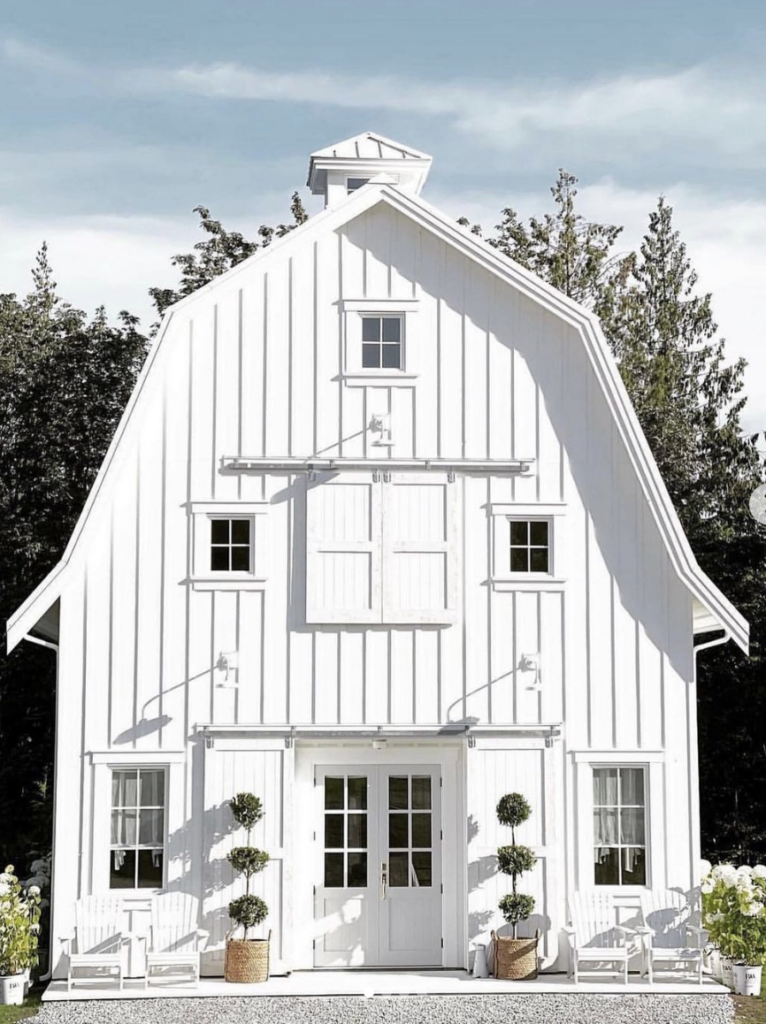 15 Stunning White Barndominium Ideas for Modern Farmhouse Lovers ...
