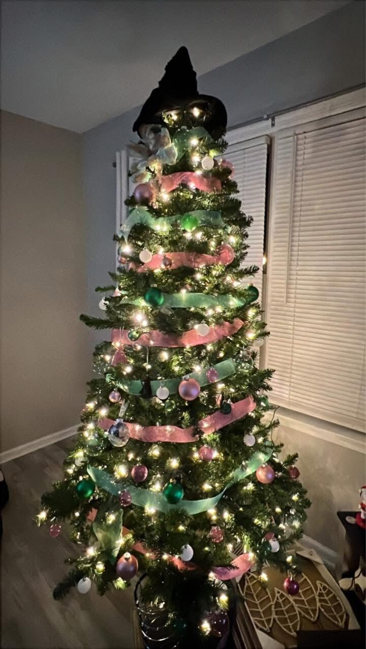 25 Wicked Christmas Decor Ideas That Are Totally Spellbinding